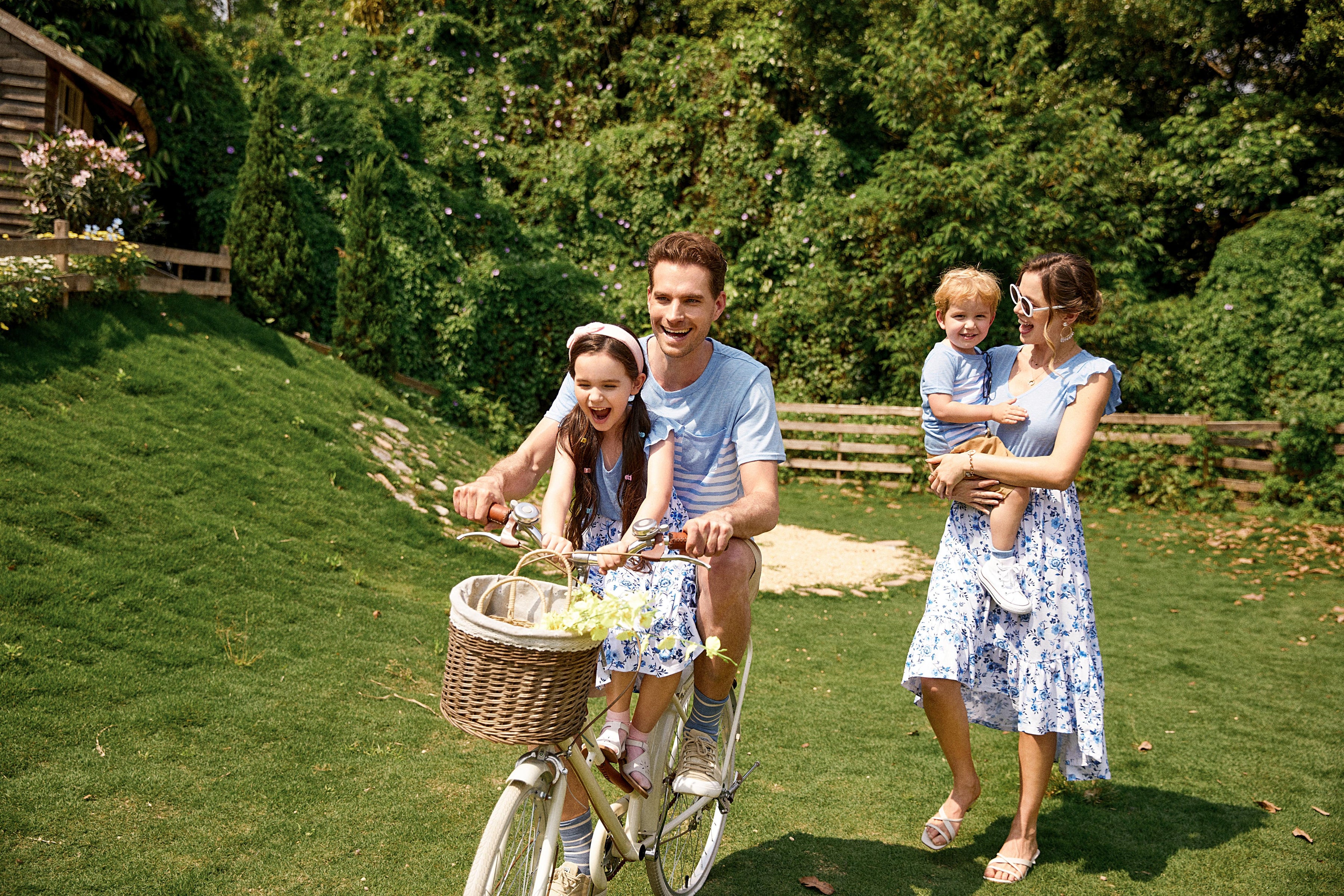 Best Spring Family Photo Color Schemes for 2026 – Fresh & Timeless Ide ...